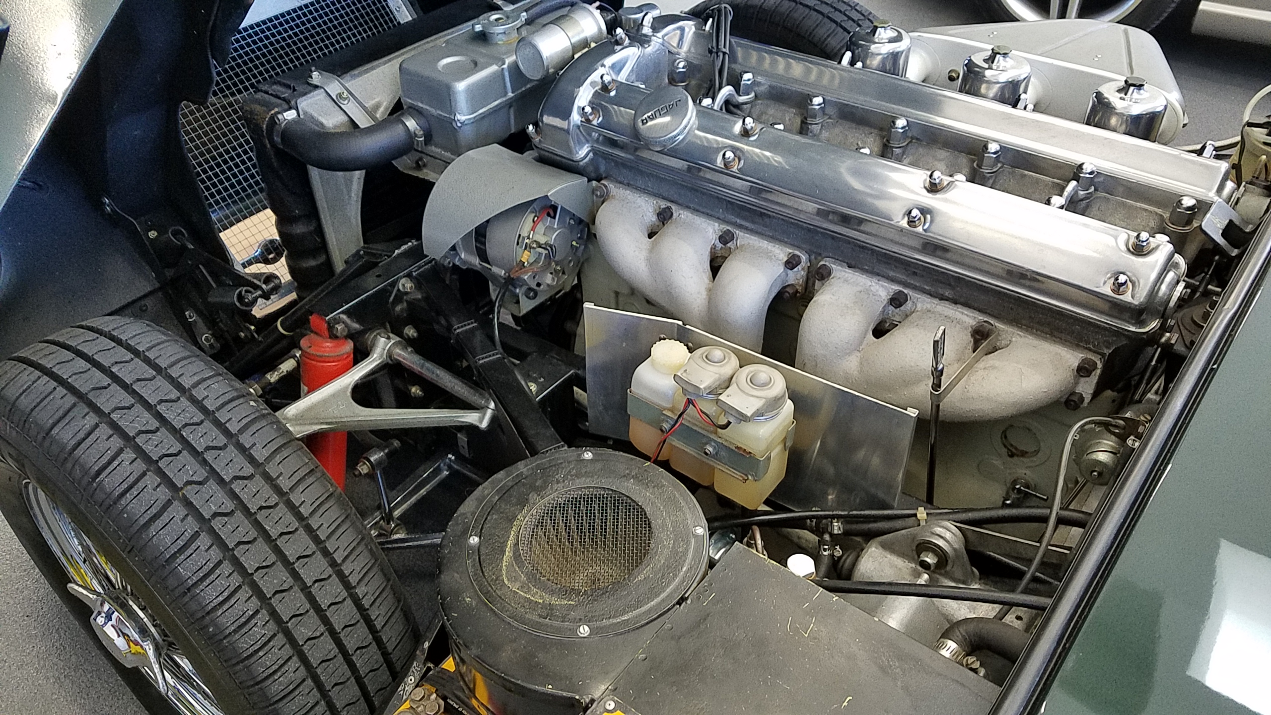 Engine bay before/after refinish - driver level - E-Type - Jag-lovers ...