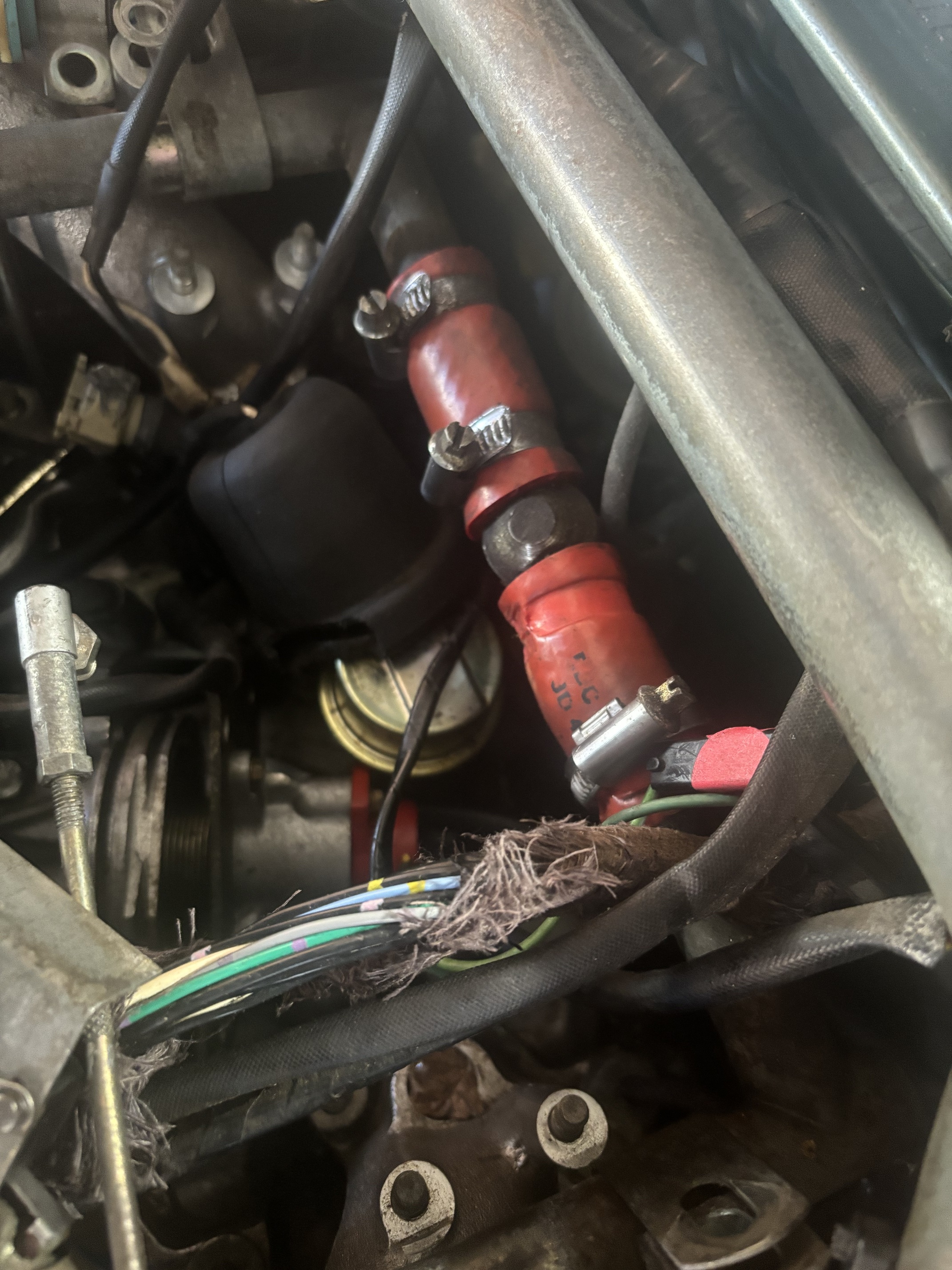 Inlet Manifolds/red hoses (2) center of engine bay - XJ-S - Jag-lovers ...