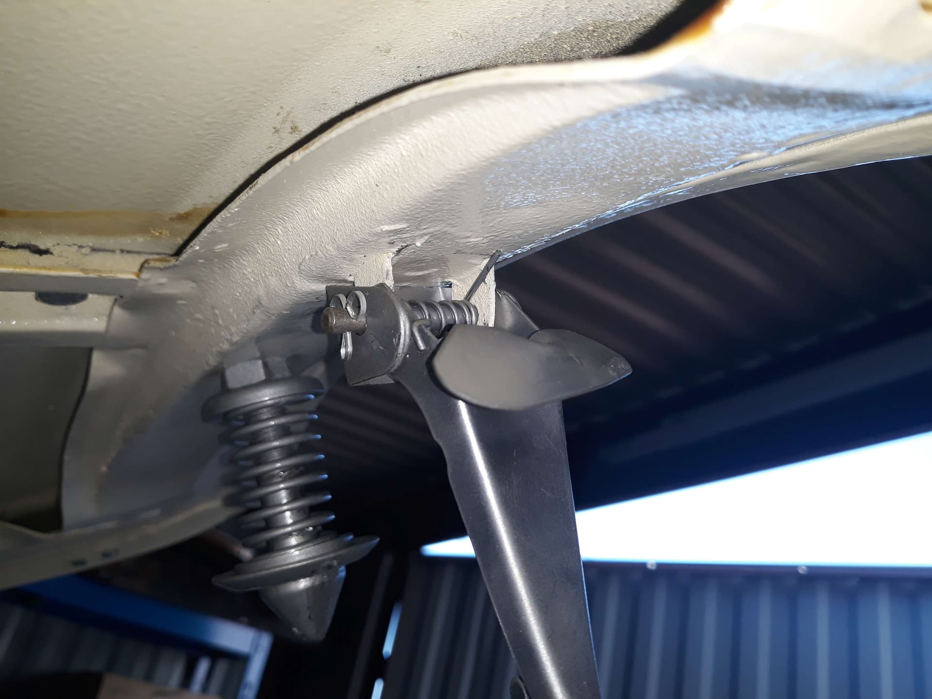 Bonnet Safety catch picture - Saloons - Jag-lovers Forums