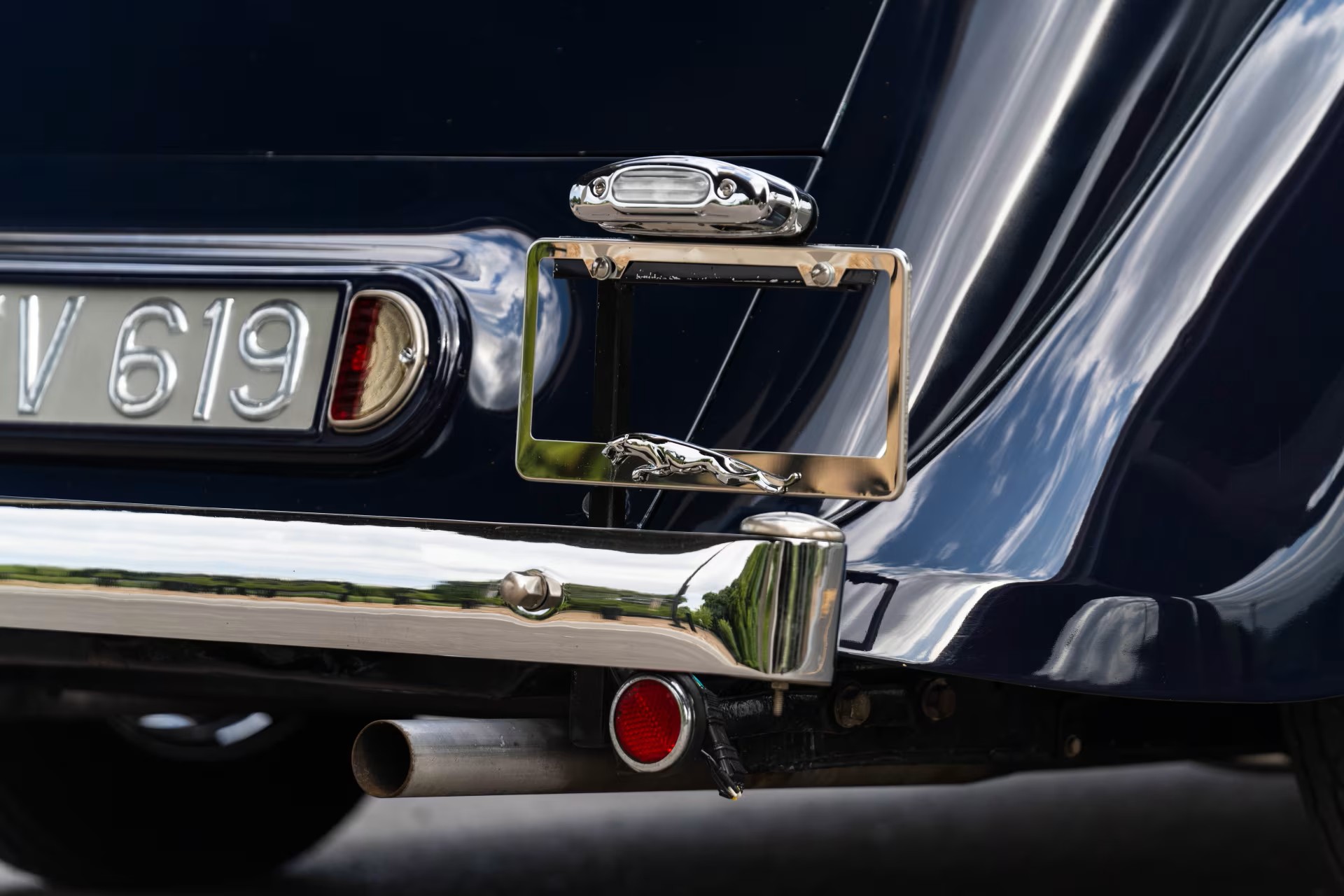 On a post war Mark IV, what type of USA license plate surround was "in ...