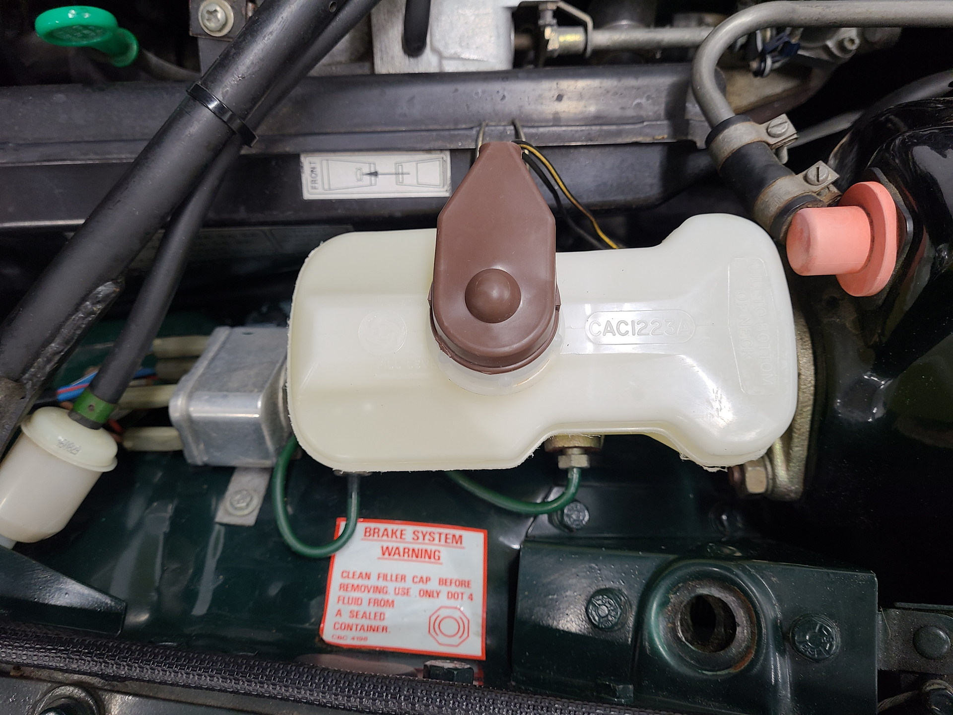 84 Jaguar XJ6 III Brake reservoir leaking - XJ - Jag-lovers Forums
